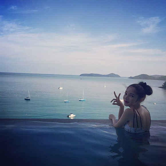 เอมมี่ รัชฎา อวดหุ่นสวยเป๊ะ โชว์แก้มก้นขาว ๆ ในชุดว่ายน้ำ แซ่บจริง