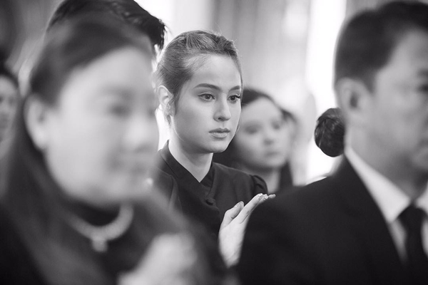 ชุดไทยจิตรลดา สีดํา 10 ดาราหญิงไทยใส่ในช่วงไว้อาลัย