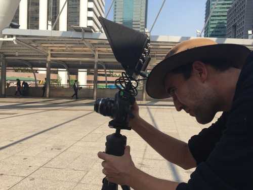 THOMAS LEVERITT ศิลปินที่เผยความลับที่ซ่อนอยู่ใต้ผิวด้วยกล้อง UV Camera