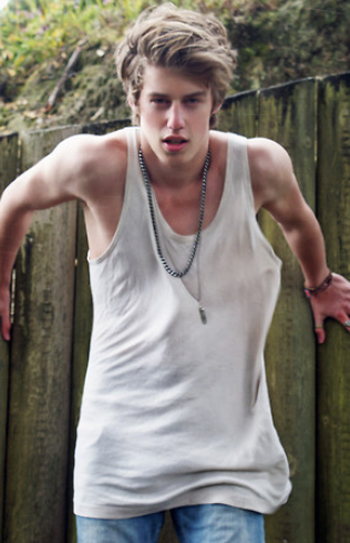 สร้อยคอ แอคเซสซอรี่เท่ ๆ ที่ช่วยเพิ่มความฮิปให้ผู้ชาย